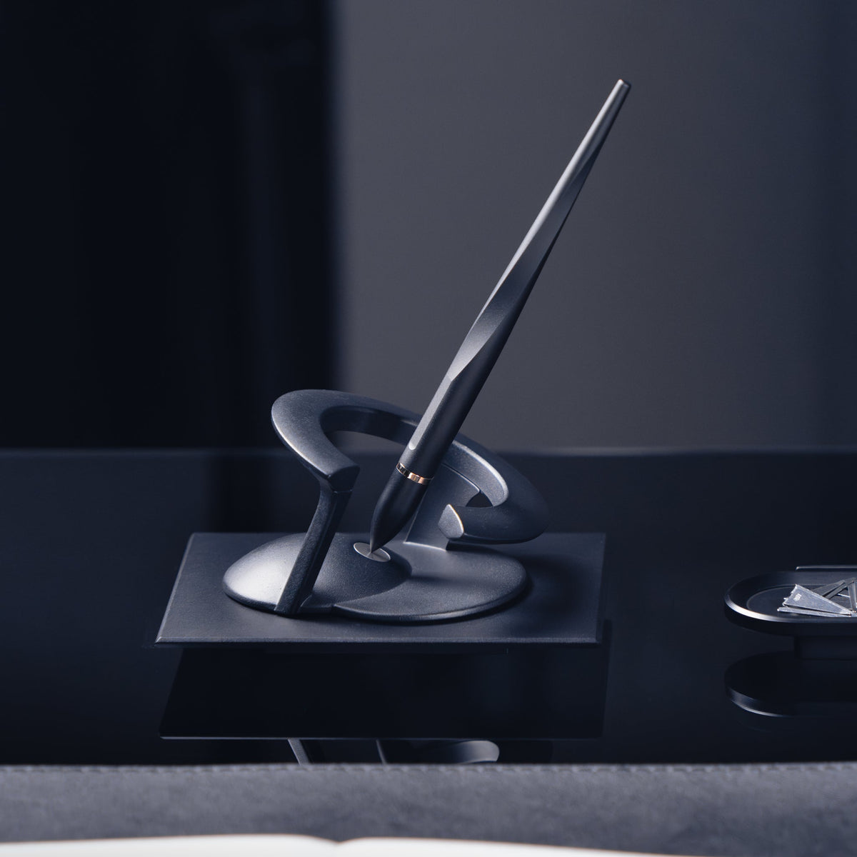 Novium Dock - Gravitating Illusion Stand - novium